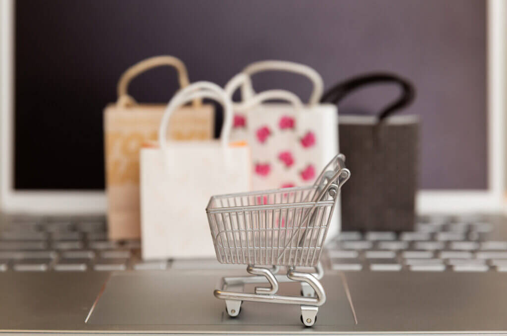 OMO（Online Merges with Offline）戦略とは？マーケティング施策のポイントと施策例｜スパイスファクトリー株式会社